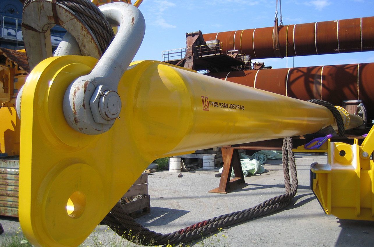 Lifting and handling solutions for heavy wind turbine components