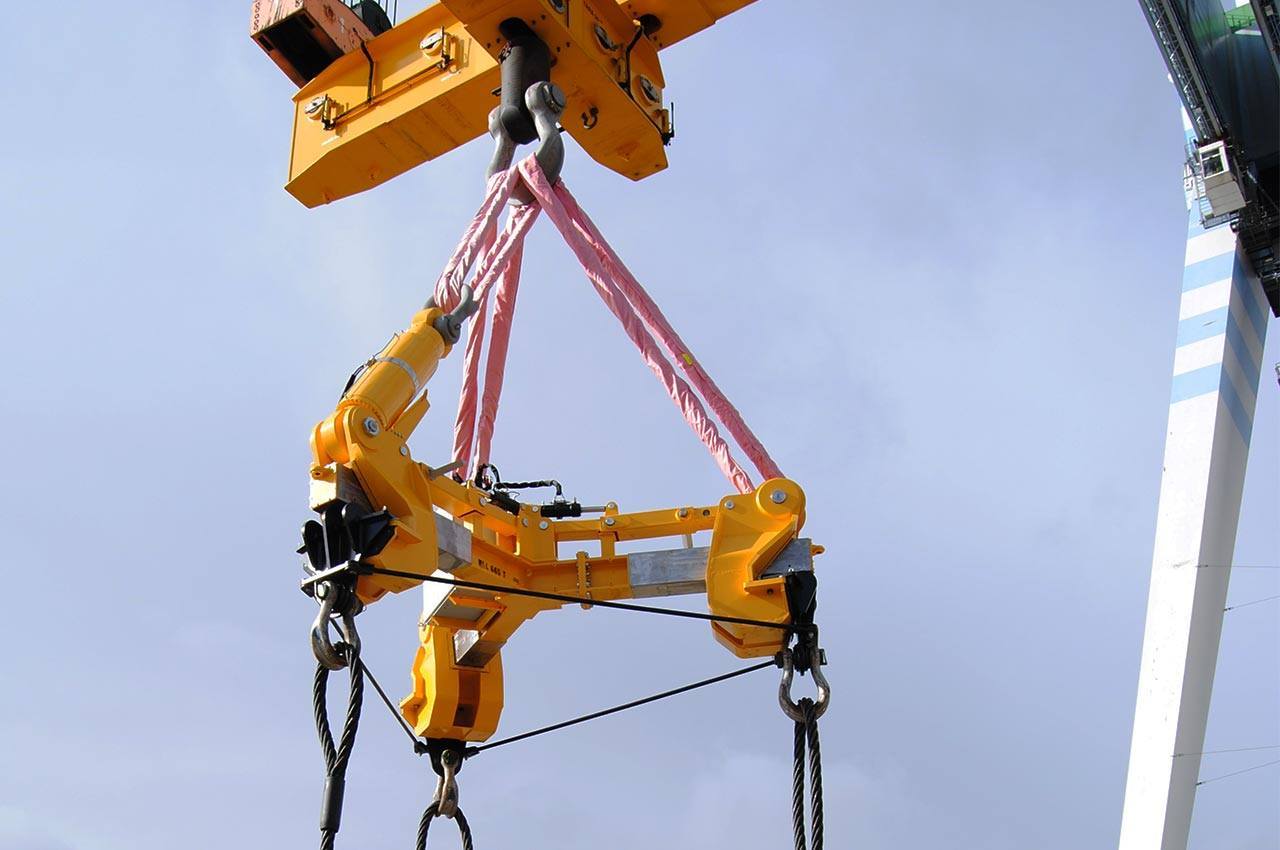 Lifting and handling solutions for heavy wind turbine components